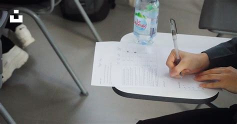 종이에 글을 쓰는 사람 사진 Unsplash의 무료 과업 이미지