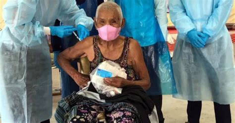 លោកយាយអាយុ១០២ឆ្នាំម្នាក់ទៀតនៅខេត្តកោះកុង ស្ម័គ្រចិត្តចាក់វ៉ាក់សាំងបង្ការជំងឺកូវីដ ១៩