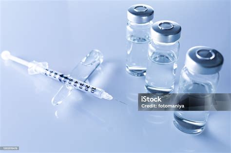 앰플 바이알 주사기 의료 주사 질병 건강 관리 당뇨병 인슐린 주사를 준비하는 액체 백신주사기 의료 장비 복사 공간이 있는 의료 배경 건강관리와 의술에 대한 스톡 사진 및