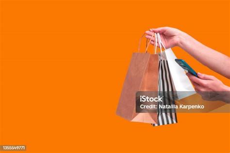 휴대 전화에서 온라인으로 쇼핑하는 여성 컬러 배경에 격리 된 패키지와 여성의 손 복사 공간을 닫습니다 기치 Brand Name Smart Phone에 대한 스톡 사진 및