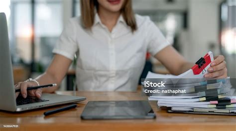 테이블에서 문서 및 랩톱 컴퓨터로 작업하는 젊은 사무실 직원 계약서에 대한 스톡 사진 및 기타 이미지 계약서 계획 금융 Istock