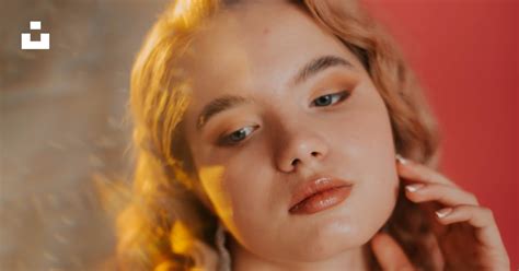 하얀 드레스를 입은 여자가 사진을 위해 포즈를 취하고 있다 사진 Unsplash의 무료 머리 이미지