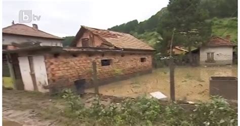 Цяла нощ екипи отводняваха къщите в Роман