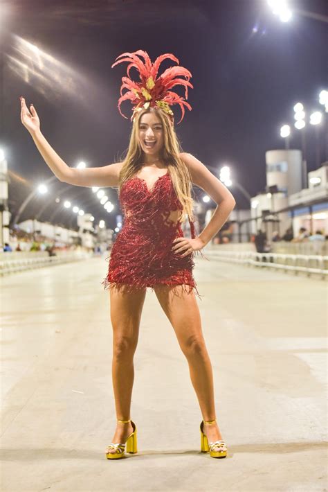 Influencer Julia Puzzuoli Usa Make Com Folha De Ouro E Look Com 50 Mil Cristais Em Ensaio De