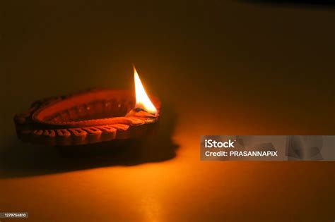 디야 또는 오일 램프의 사진을 사용하여 만든 행복한 디왈리 또는 행복한 Deepavali 인사말 카드 0명에 대한 스톡 사진 및