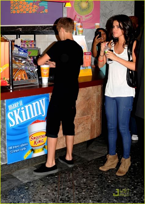 Justin Bieber Selena Gomez Holding Hands At The Mall Photo Justin Bieber Selena