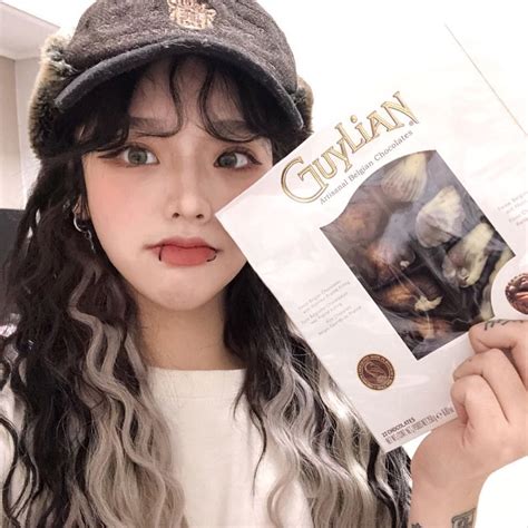 발렌타인데이여서 벨기에 프리미엄 초콜릿 샀는데 너무 맛있어 보여서 한상자는 내가 먹음 발렌타인데이 초콜릿 선물