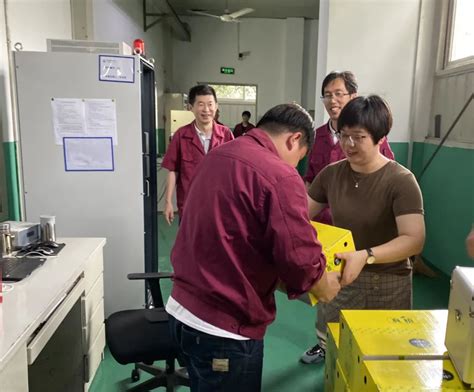 七星街道党工委副书记、办事处主任金若华慰问公司一线技术员工 叉车库