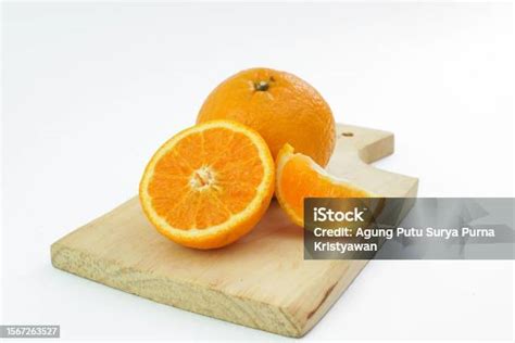 세 개의 오렌지 그룹이 반으로 자르고 나무 도마에 조각이 그림자와 함께 흰색 배경을 분리했습니다 클리핑 패스 상업용 오렌지 제품 감귤에 대한 스톡 사진 및 기타 이미지