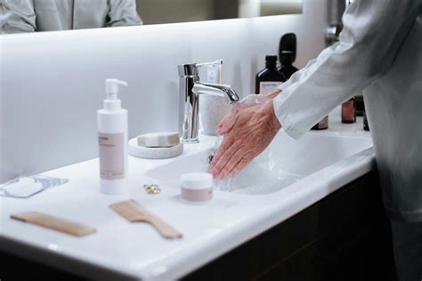 실내 가라앉다 개인 미용 거울 거울 반사 건강 건강한 피부 깨끗한 얼굴 남자 라이프스타일 문신 물 반사 비누 세수 손질 의식 수도꼭지 수화