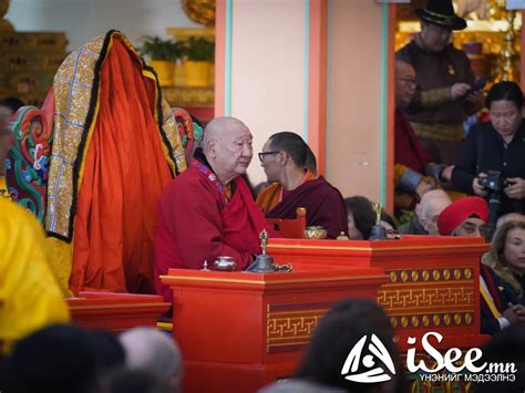 ФОТО Гандантэгчэнлин хийдийн тэргүүн Xxx Хамба номун хан лхаарамба Д Жавзандоржийг ширээнд нь