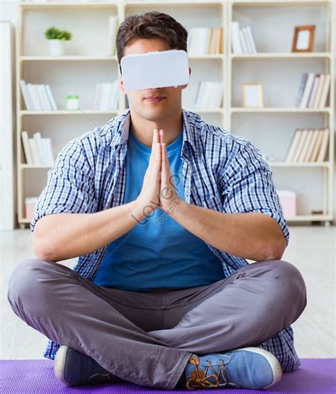 집에서 가상 현실 Vr 안경으로 명상하는 남자 사진 무료 다운로드 Lovepik