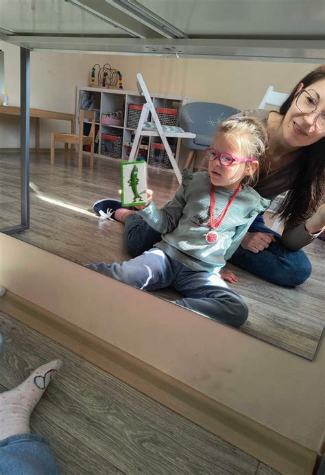 Център Ежедневие с логопеда Татяна Митова Днес логопедичната сесия премина под масата