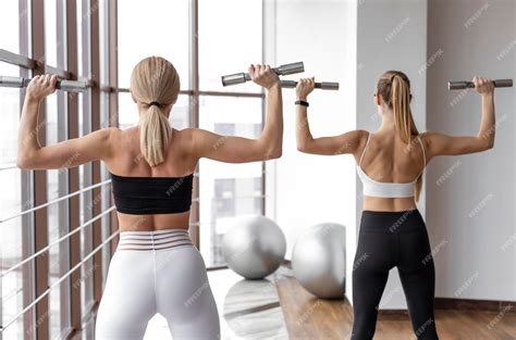 Тренировка женщин со средним выстрелом с гантелями Бесплатно Фото