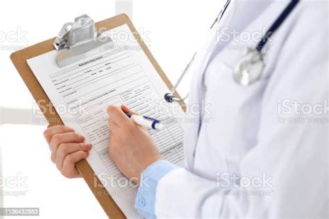 클립 보드 근접 촬영에 의료 양식을 사용 하 여 여성 의사 Physicianat 병원이 나 클리닉에서 일 합니다 의료 보험 및 의학 개념 간호사에 대한 스톡 사진 및 기타