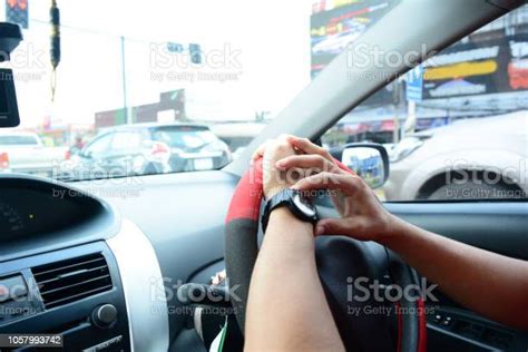 차 밖에 서 빛 아침 및 백색 섬광의 러쉬 교통 시간 동안 스티어링 휠 왼쪽와 터치는 오른손으로 시계를 들고 남자 계기판 차량 부분에 대한 스톡 사진 및 기타 이미지