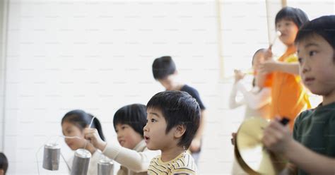 악기를 연주하는 어린 아이들 사진 Unsplash의 10대 초반 이미지