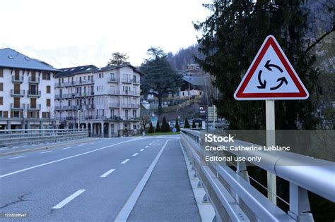 그것은 로터리입니다 워렌스 바늘 영어 알프스 생 제르바이 레 뱅 오트 사부아 오베르뉴 론 알프스 프랑스 0명에 대한 스톡 사진