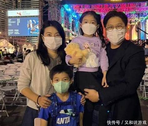 郭晶晶一家出国旅游，现身大英博物馆，父亲给孩子讲解文物！ 360娱乐，你开心就好