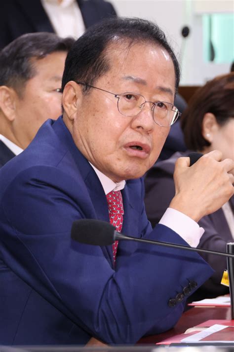 홍준표 그대는 아직도 어엿한 대한민국 국민이 선출한 대통령 서울경제