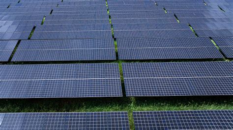 태양 전지판은 전기 생산 재생 에너지 프로젝트 지속 가능한 미래를 위한 청정 에너지를 얻기 위해 태양 에너지를 받습니다 0명에 대한 스톡 사진 및 기타 이미지 Istock