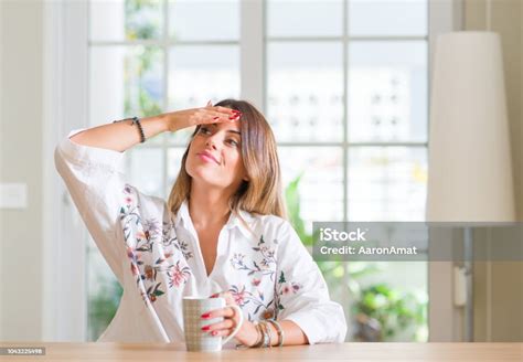 젊은 여자 집에서 마시는 커피와 스트레스 수치와 충격 을된 머리에 손 하 고 얼굴 분노와 좌절을 놀라게 두려워 하 고 실수에 대 한 화가 갈색 머리에 대한 스톡 사진 및