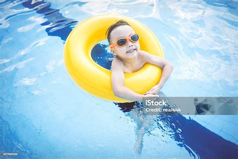 전통적인 여름 이벤트입니다 및 수영장 활동 행복함 어린이를 데이터풀 2 3 살에 대한 스톡 사진 및 기타 이미지 2 3 살 수영장 스포츠 경기장 아이 Istock