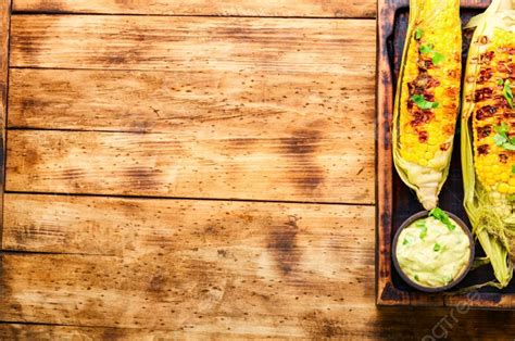 복고풍 나무 테이블에 맛있는 구운 옥수수 사진 배경 및 무료 다운로드를위한 그림 Pngtree