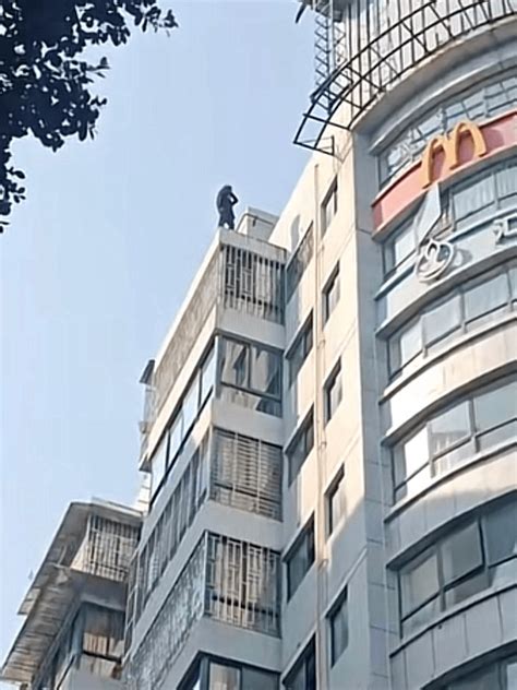 什么情况？桂林华联大厦有人跳楼，现场已拉上警戒线！男子楼顶调查