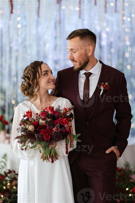 Portrait Dun Jeune Couple De Jeunes Mariés En Tenue De Mariage