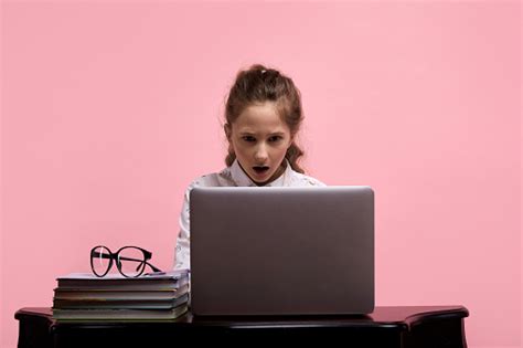 깜짝 놀란 얼굴을 가진 소녀는 흰색 노트북 컴퓨터에서 보입니다 14 15 살에 대한 스톡 사진 및 기타 이미지 14 15 살