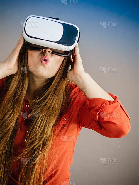 戴着虚拟现实眼镜的女孩。