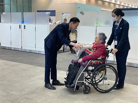 Чингис хаан Олон улсын нисэх буудлаар үйлчлүүлэгч бүсгүйчүүддээ цэцэгт мэндчилгээгээр баярын