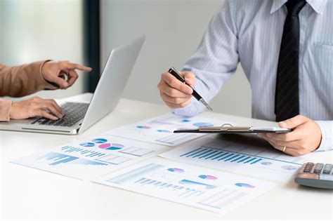 투자 및 협력 개념 비즈니스 재무 관리자 사무실 회의에서 데이터 성능에 대 한 분석 개념에 대한 스톡 사진 및 기타 이미지 개념 개발 경제 Istock