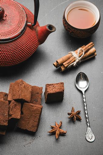 마 시 멜로 차 컵 어두운 배경에 전통적인 찻주전자와 차 구성 0명에 대한 스톡 사진 및 기타 이미지 0명 개체 그룹