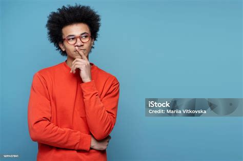 얼굴에 손가락을 대고 안경을 쓴 아프리카계 미국인 학생이 창의적인 해결책을 찾고 있다 사색에 대한 스톡 사진 및 기타 이미지 사색 사람들 한 사람 Istock