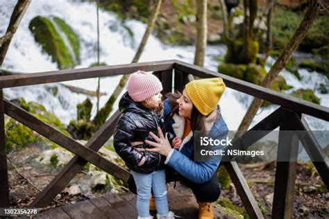 어머니와 딸이 함께 야외에서 젊은 여자와 어린 아이 소녀 휴식 스톡 사진 2 3 살에 대한 스톡 사진 및 기타 이미지 2 3 살 2명 30 34세 Istock
