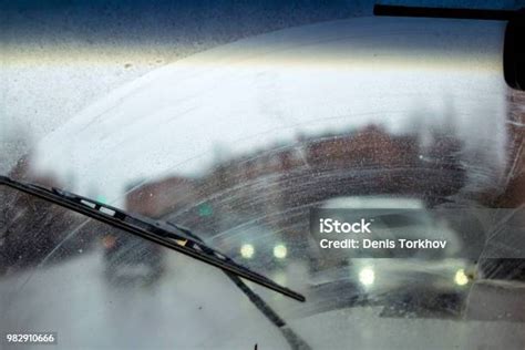 더러운 자동차 앞 유리 포함 되어 유리 청소기 큰 도시 앞에 앞면과 배경 흐리게 3차원 형태에 대한 스톡 사진 및 기타 이미지 3차원 형태 개념 검은색 Istock