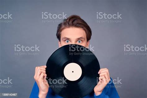 파란 스웨터와 레코드 플레이어에 파란 눈을 가진 잘 생긴 젊은이 20 24세에 대한 스톡 사진 및 기타 이미지 20 24세 근육질 남자 남성 Istock