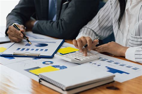 비즈니스 동료 팀은 회계 재무의 새로운 프로젝트 아이디어 발표 및 금융 비즈니스 투자 고문의 회의 전략 계획으로 작업하고 분석합니다 2명에 대한 스톡 사진 및 기타 이미지