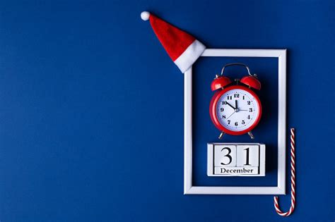 크리스마스 배경 구성입니다 파란색 클래식 배경에 빈티지 알람 시계와 흰색 사진 프레임입니다 0명에 대한 스톡 사진 및 기타 이미지 Istock