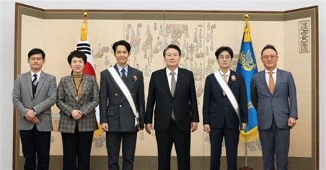 “장관할 수도 있으니”尹 ‘오징어게임 이정재·황동혁에 훈장