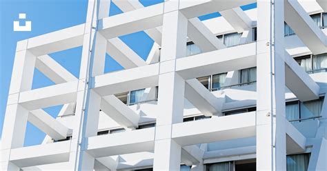 푸른 하늘을 배경으로 발코니가있는 높은 흰색 건물 사진 Unsplash의 무료 안탈 리아 이미지