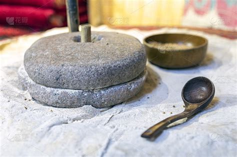 古代石磨手磨面粉机、磨石、磨石用于磨小麦或其他谷物。传统上，小麦是在两块沉重的石板之间手工研磨的。