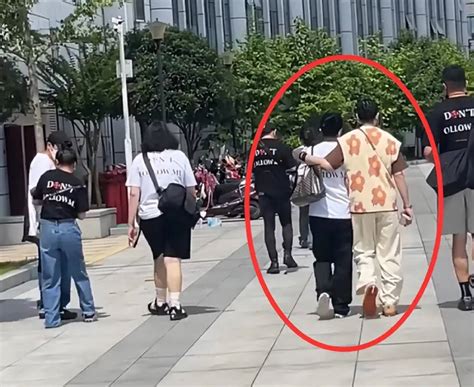 萧敬腾求婚后首露面 上班路全程甜蜜紧搂未婚妻 搜狐大视野 搜狐新闻