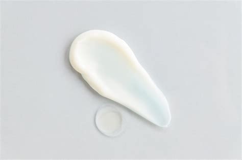 회색 배경에 흰색 화장품 크림 질감 스킨케어 로션 견본 얼굴 크림 바디 모이스처라이저 헤어 컨디셔너 얼룩 얼룩 스트로크 크림