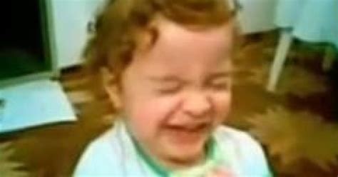 레몬 먹는 아기 표정 태어나 처음 느끼는 신맛 윙크가 절로~