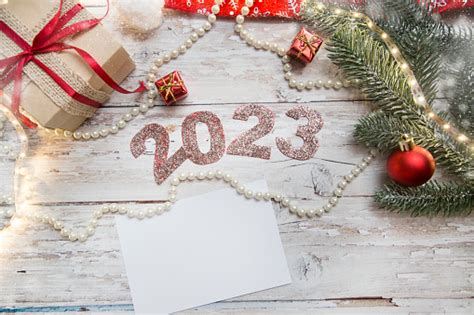 크리스마스 장난감 눈송이가있는 나무 배경에 텍스트를 삽입하기위한 카드가있는 선물 복사 공간 새해에 대한 스톡 사진 및 기타