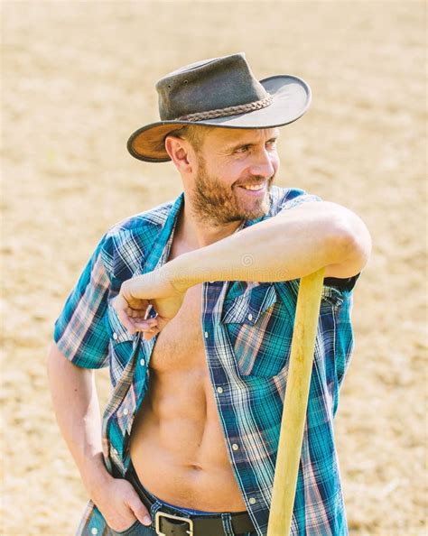 Gl Cklicher Tag Der Erde Eco Leben Eco Bauernhof Muskul Ser Ranchmann Der Ernte Im Cowboyhut