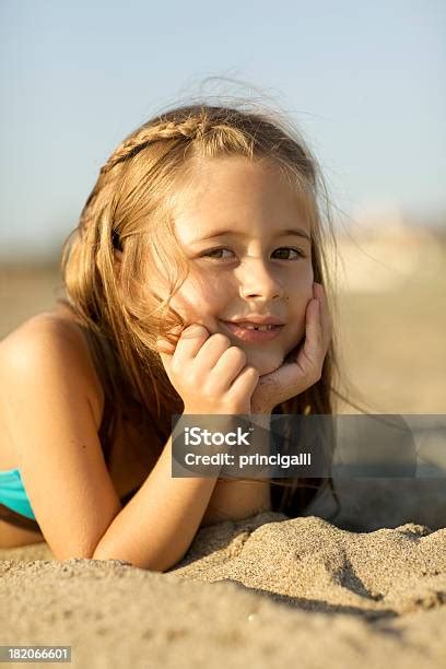 Kleines Mädchen Am Strand Stockfoto Und Mehr Bilder Von Bikini Bikini